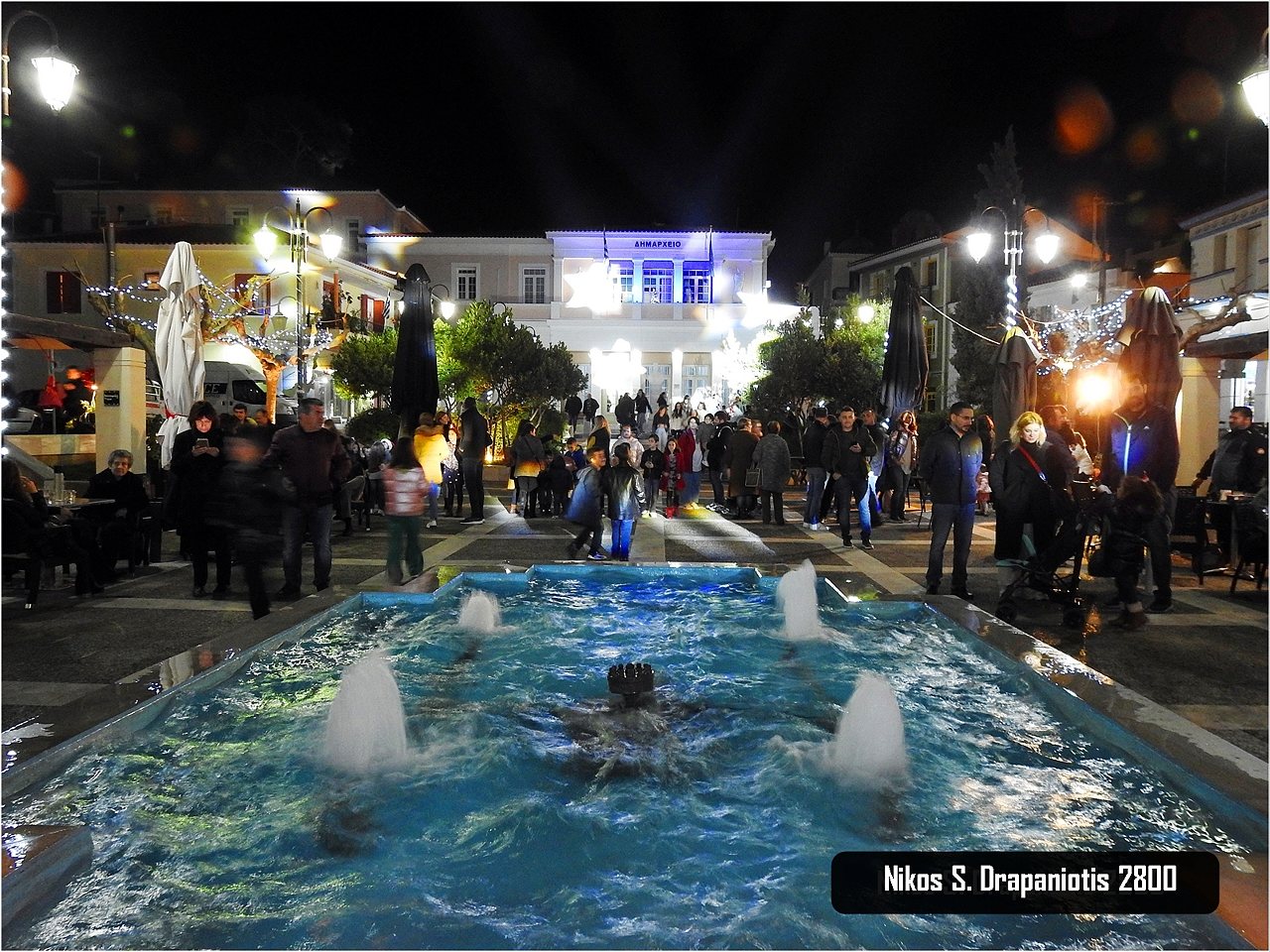 Το κέντρο της πόλης έλαμψε με τη φωταγώγηση του χριστουγεννιάτικου ...